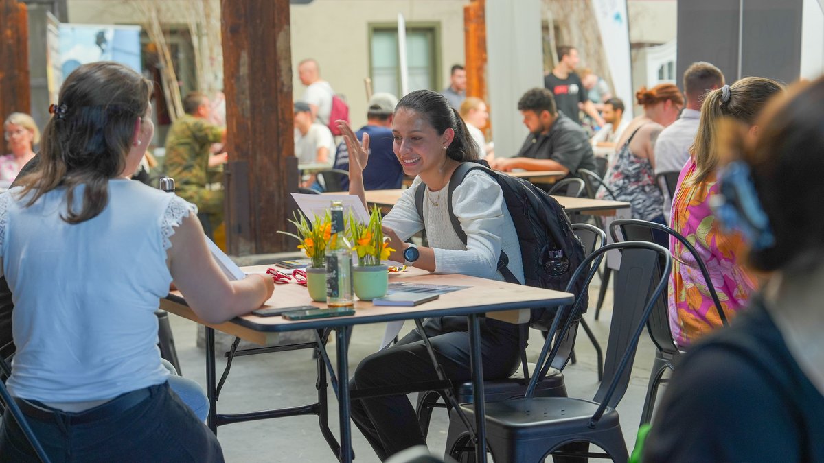 IHK lädt Jugendliche in Neuss zum Azubi-Speed-Dating | IHK Mittlerer ...